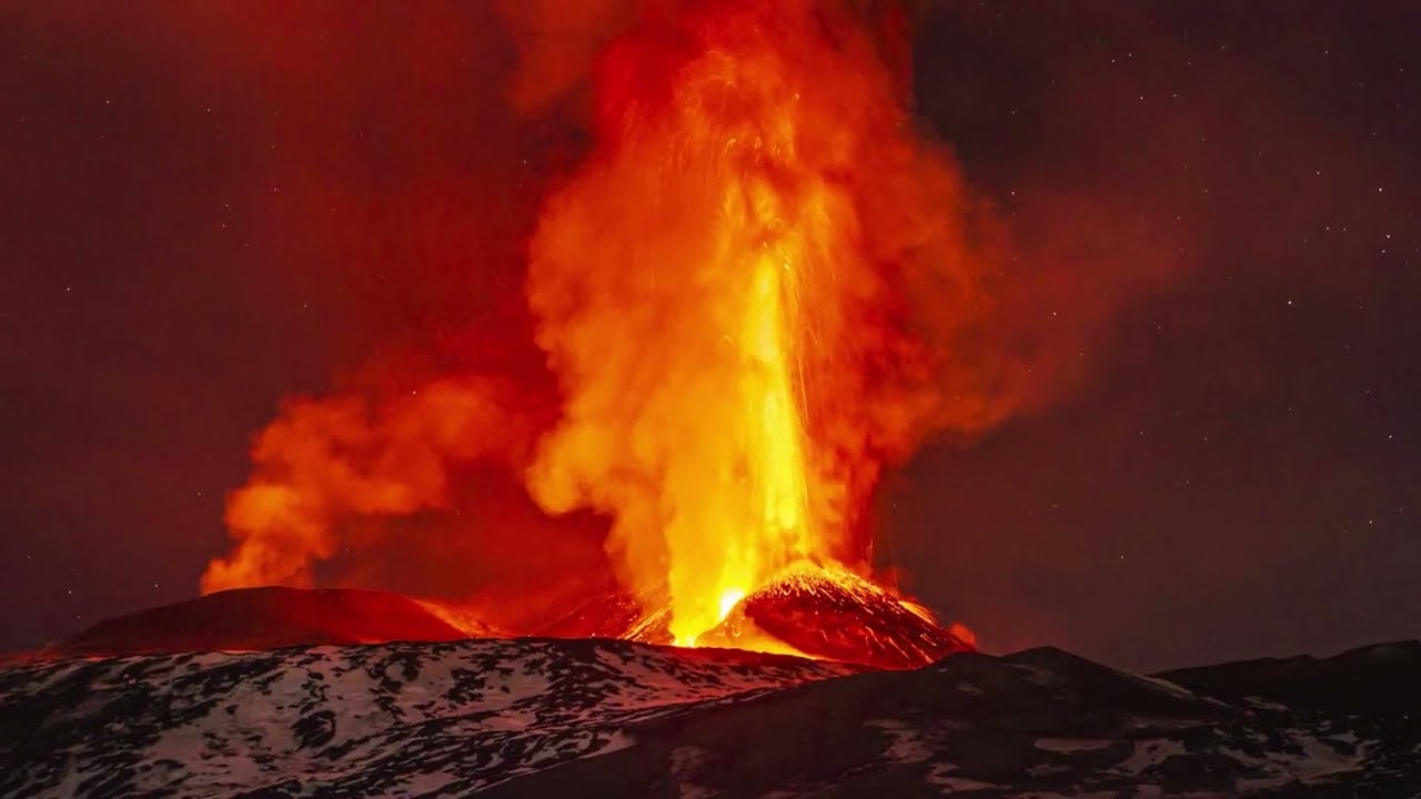 Etna in eruzione, la fontana di lava è spettacolare | Salento Channel